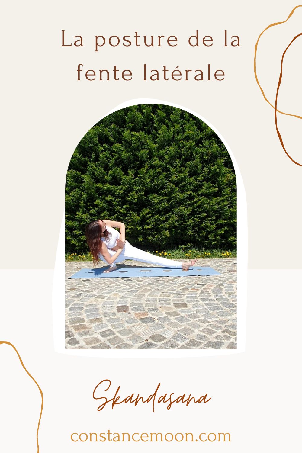 Skandasana, la posture de la fente latérale - Constance Moon